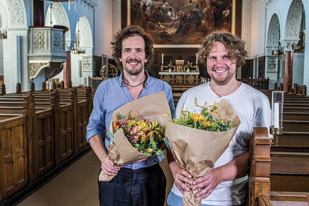 KLF giver Buketten til Bibelen Leth fortalt - KLF, Kirke & Medier